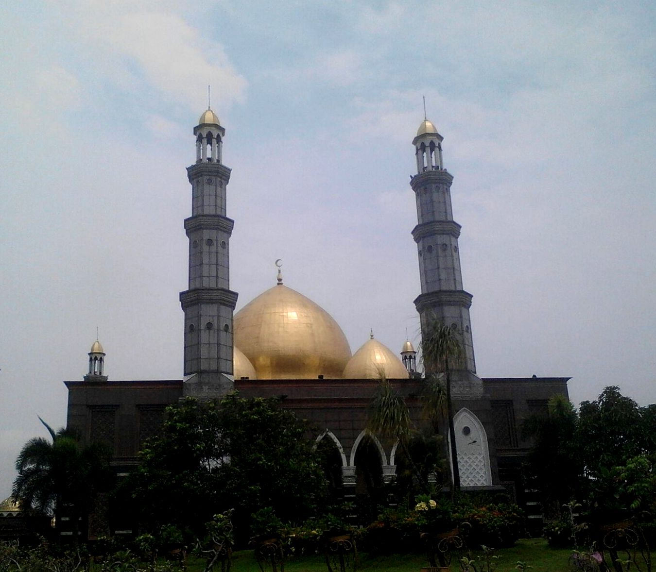 Masjid Kubah Emas Dian Al Mahri, Nuansa Keindahan dalam Ketaqwaan ...