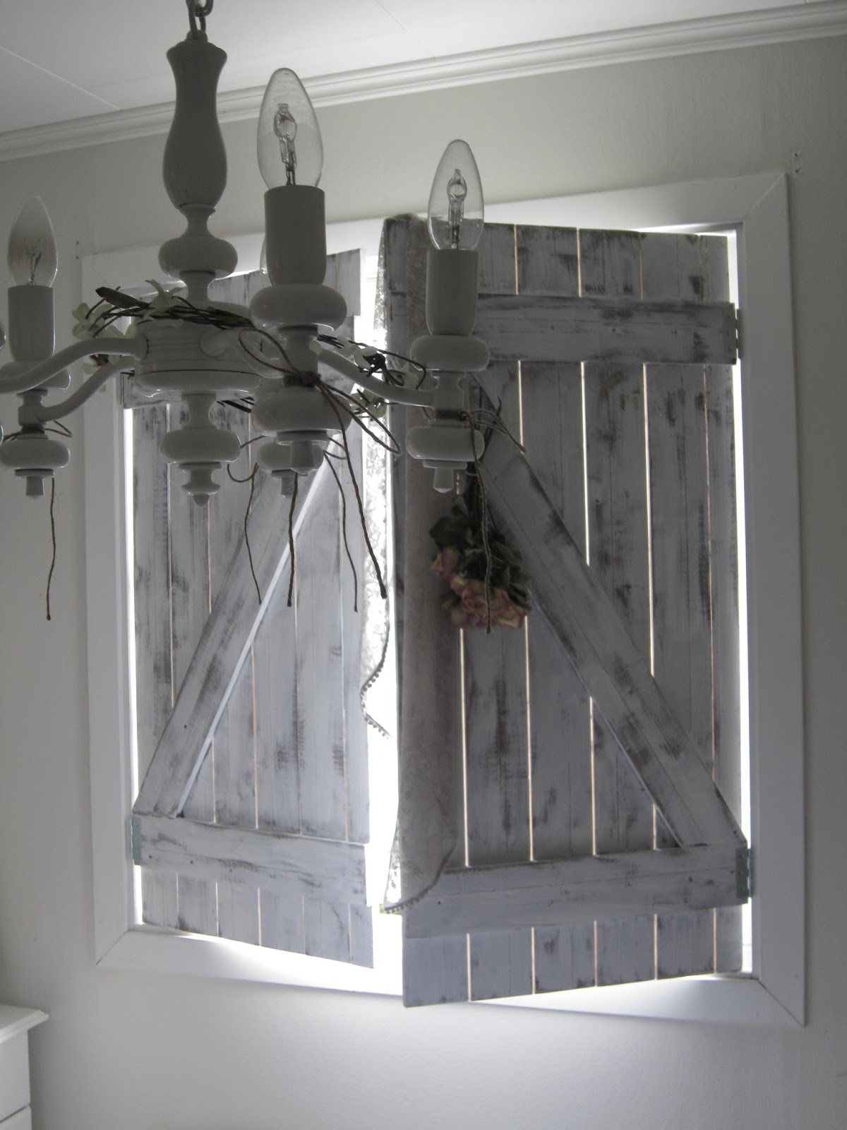 Hjerter og Hvite Liljer: Skodder