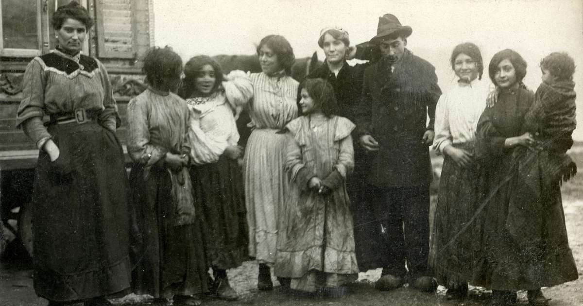 46 Vintage Photographs Capture Everyday Life of Gypsies of Western ...