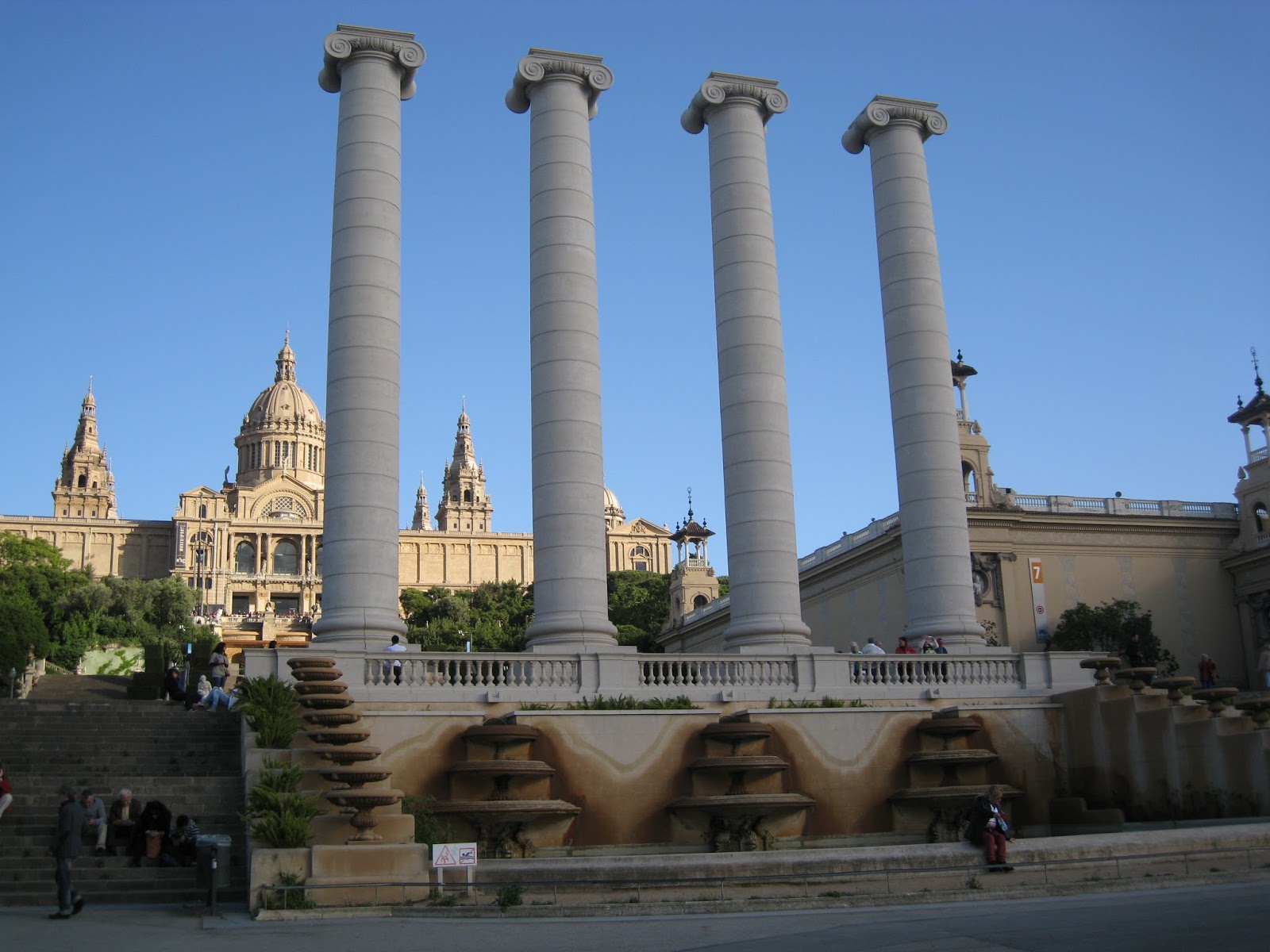 Pakoesculturas: Escultura Las cuatro columnas - Barcelona