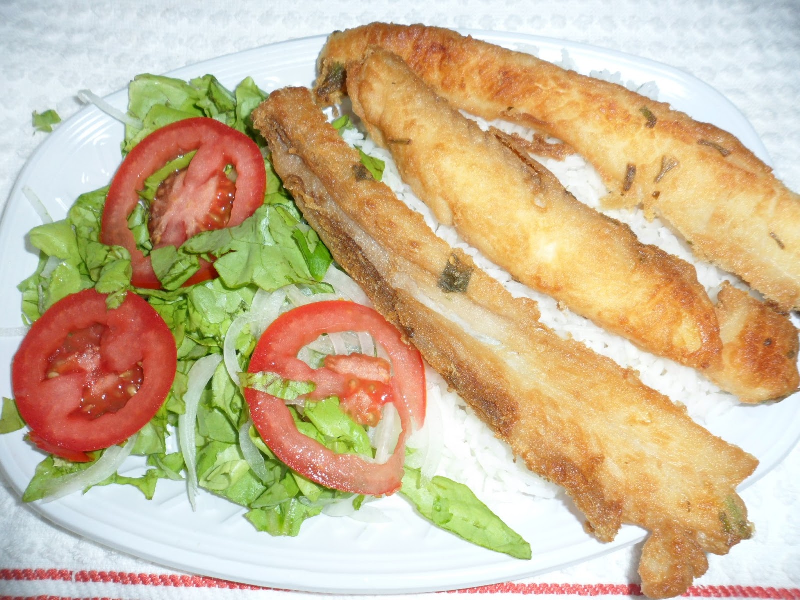 Panela Pequena Tirinhas De Filé De Peixe Com Arroz E Salada