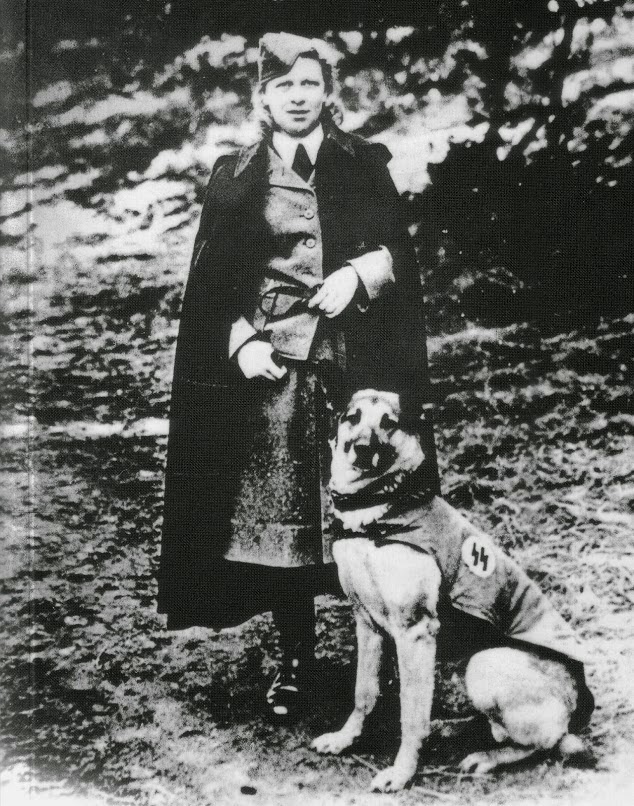 Achtung! Frau Aufseherin kommt!: Umundurowanie SS-Aufseherinnen