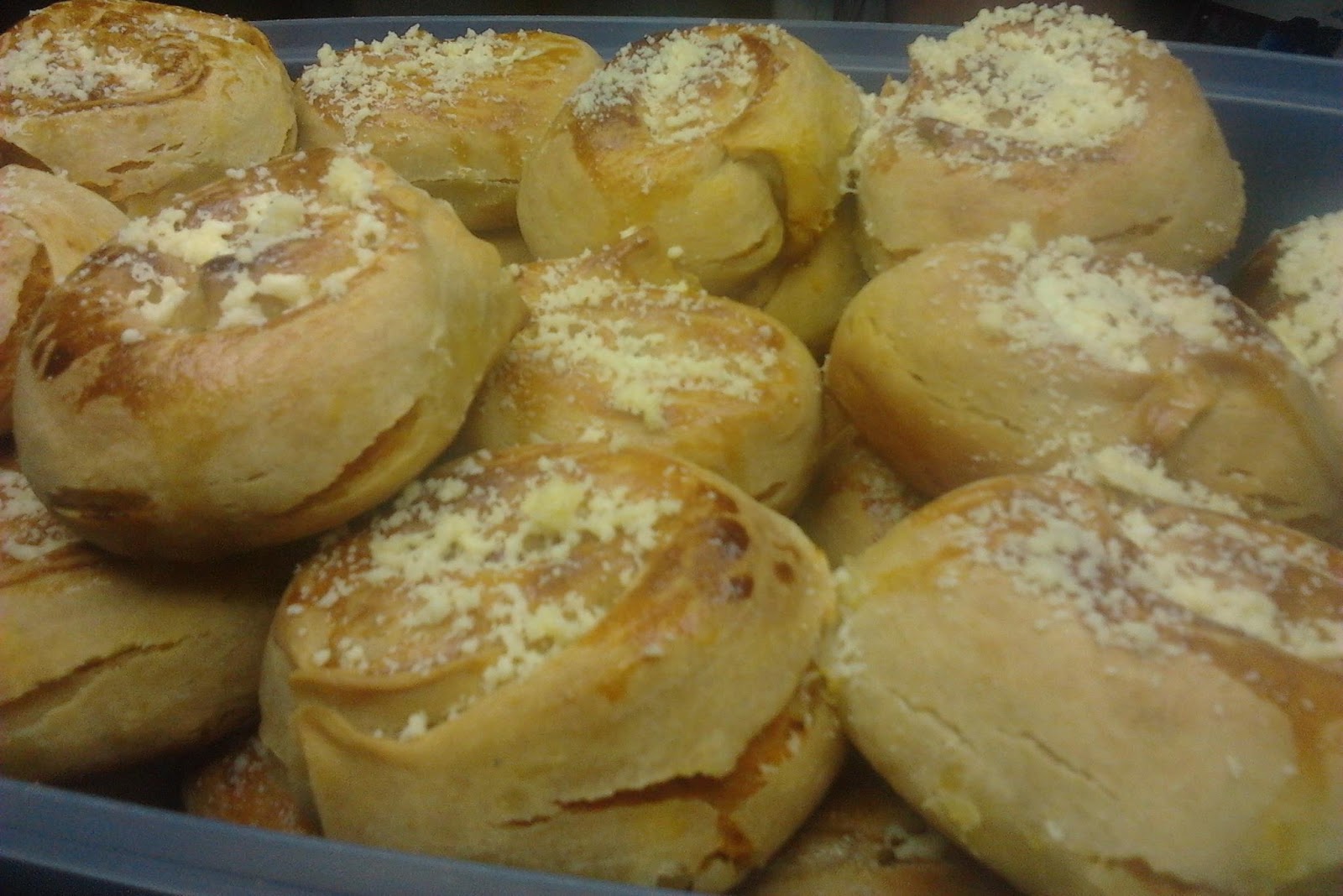 yummy foods: ΜΠΟΥΡΕΚΙΑ ΣΑΜΙΩΤΙΚΑ ΑΠΟ ΚΙΤΡΙΝΗ ΚΟΛΟΚΥΘΑ