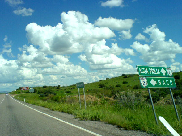 Mega Naco !: A naco ->