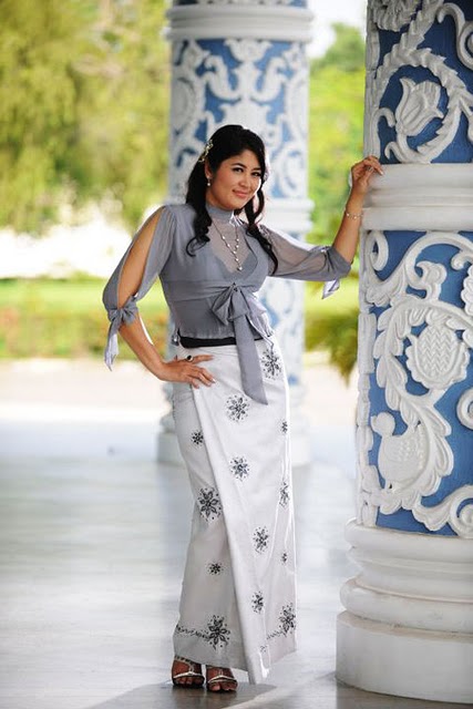 Photo Model Soe Myat Thuzars Lovely Outdoor Fashion Photos