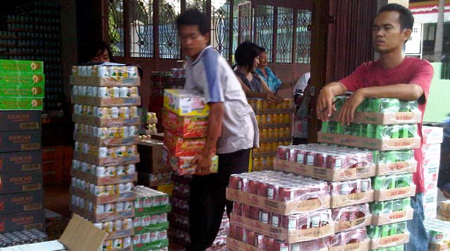 Tradisi Memberikan Minuman Kaleng Pada Hari Raya