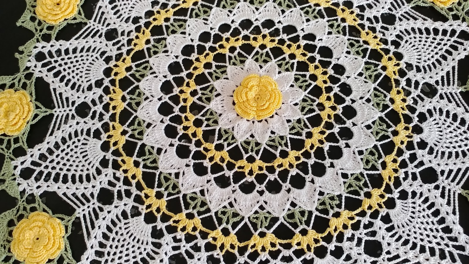 Linda Crochets: Spring Pineapple Floral Lace doily
