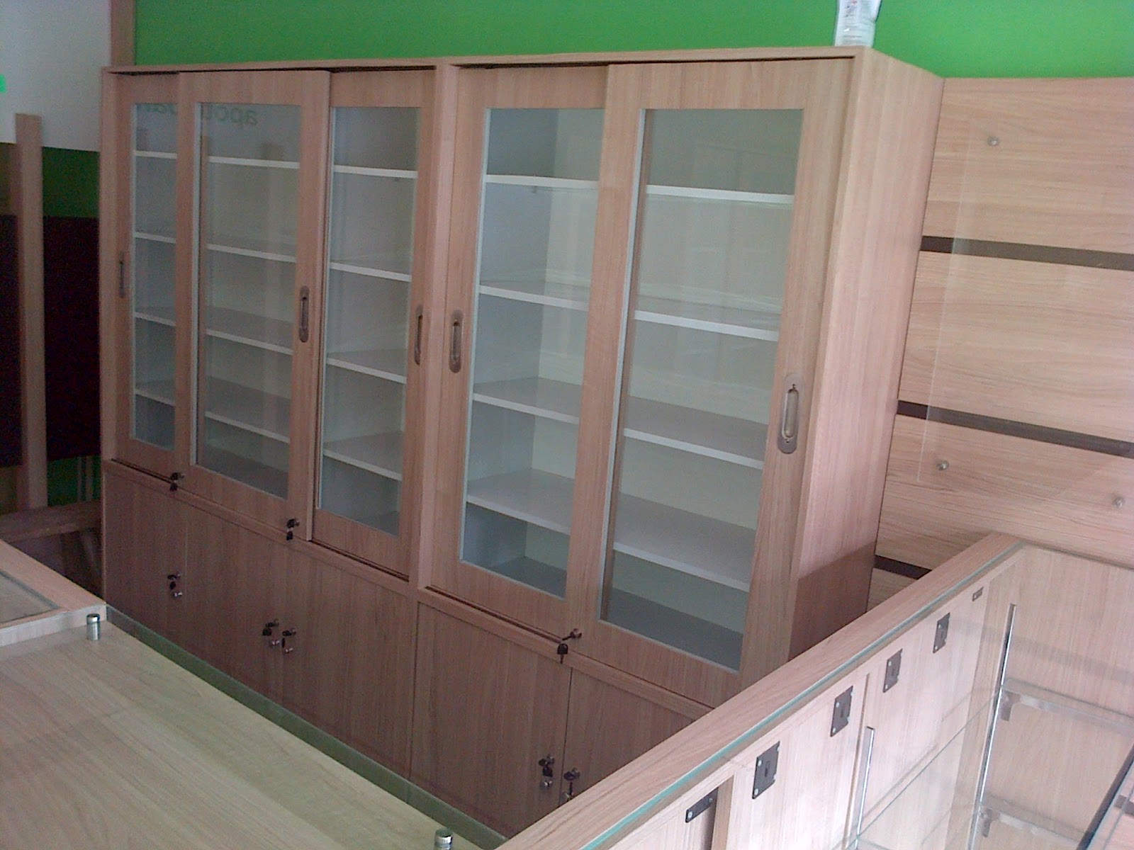 √ 27 Gambar Desain Rak Lemari Obat di Apotik - Model Desain Rumah Minimalis