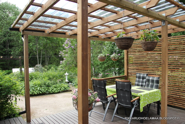 Rikkaruohoelämää: Pergola käytössä, joskaan ei täysin valmis