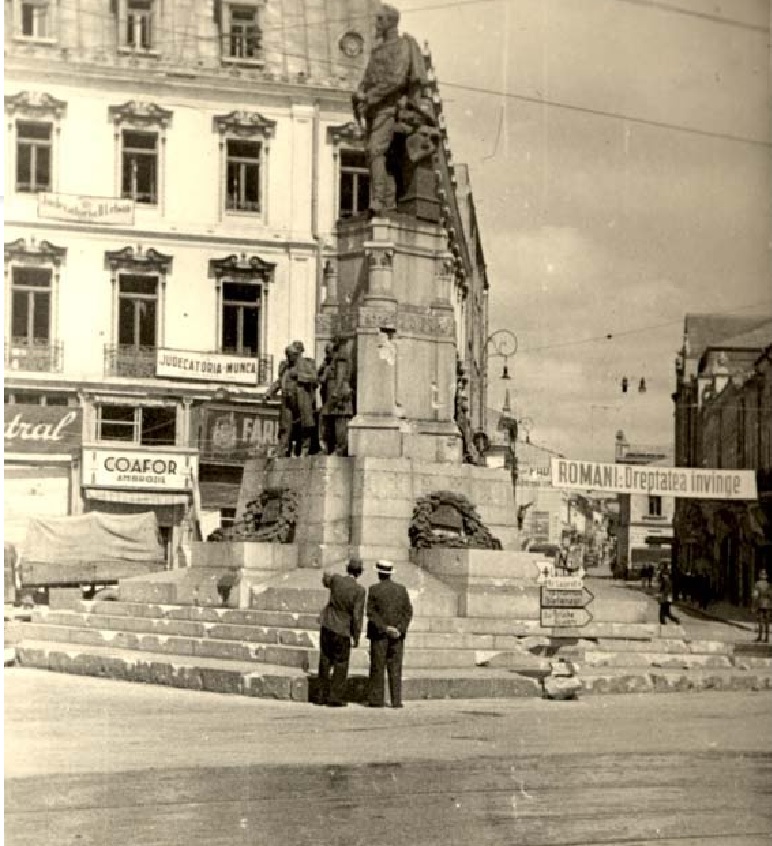 Turist în Orașul Iași (Iassy/Jassy): Piata Unirii din Iasi 1941