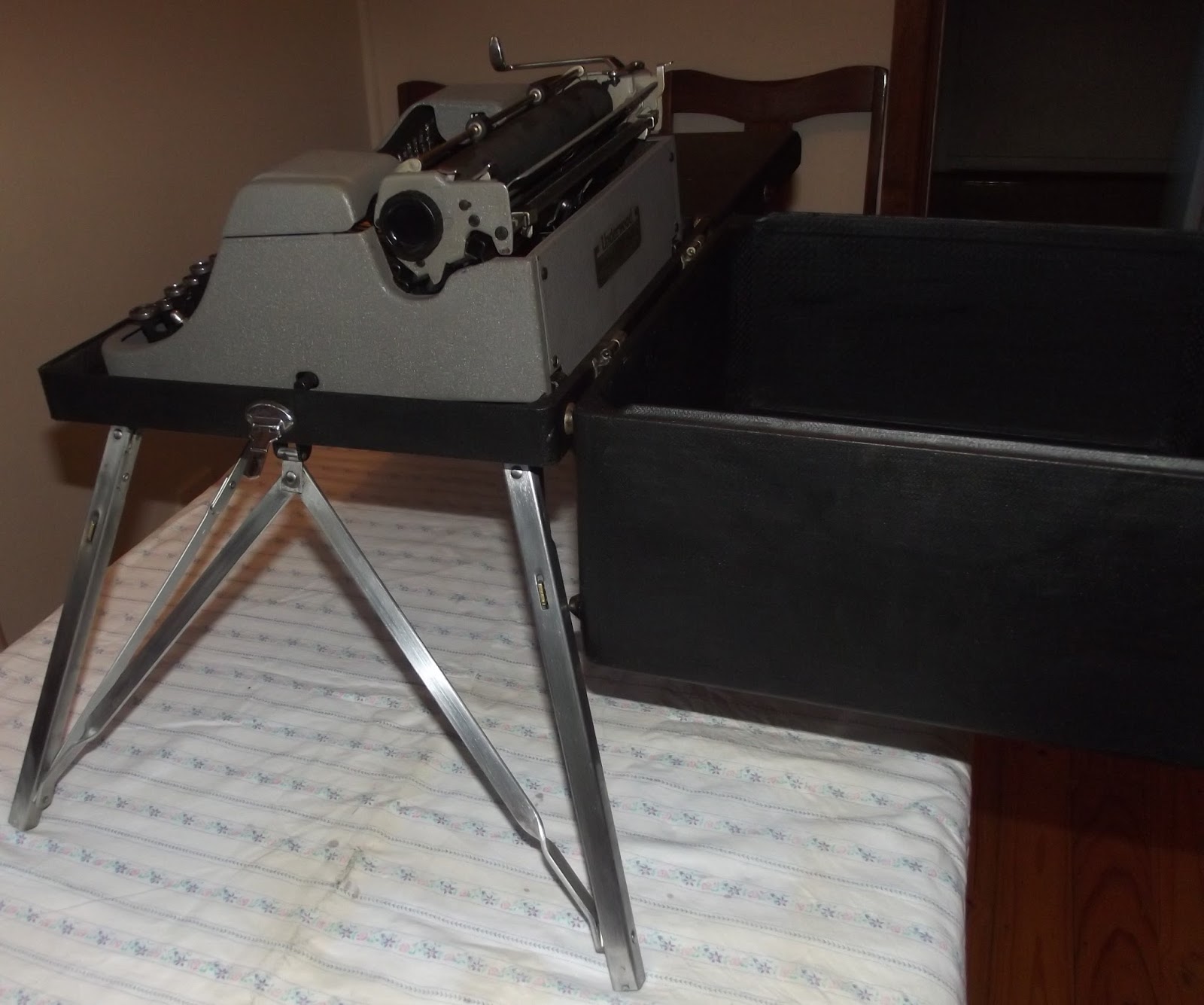 oz.Typewriter: Underwood Portable Typewriter Case Stand oz.Typewriter: Underwood Portable Typewriter Case Stand