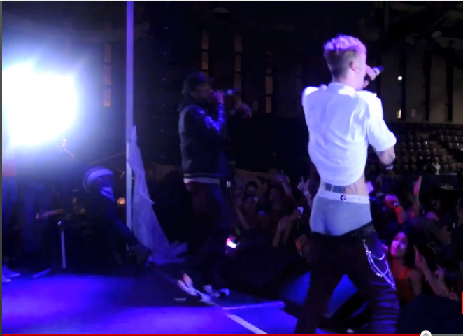 Male Celebrity Saggers (welcome to my eyes): MGK IS SAGGER OF THE DAY