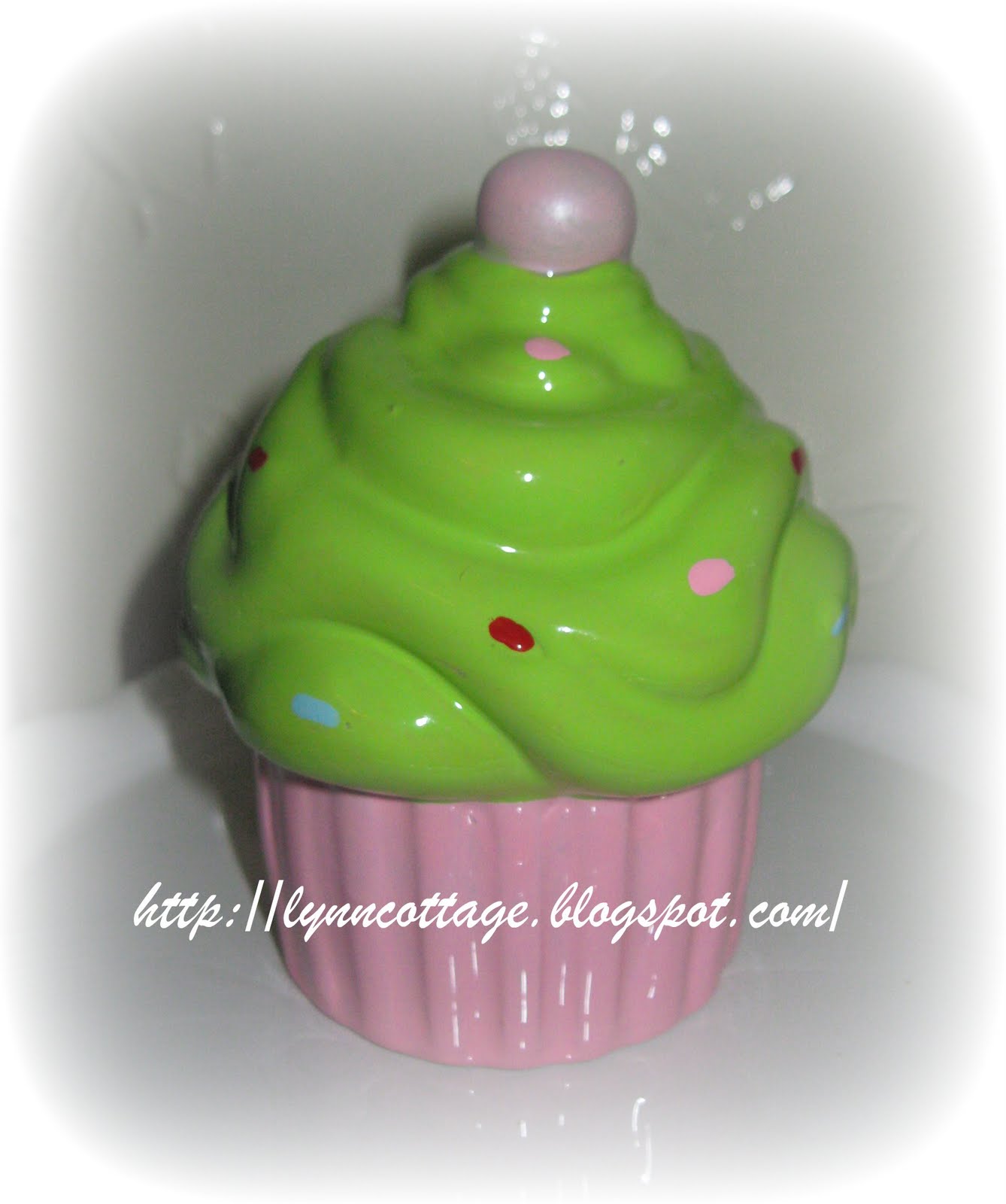 lynn's cottage: CERAMIC CUPCAKES......