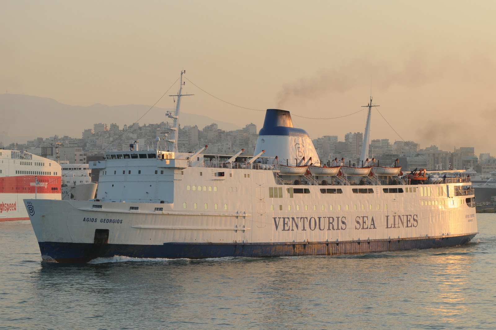 SHIPS & THE SEA - BLOGUE dos NAVIOS e do MAR: AGIOS GEORGIOS leaving ...