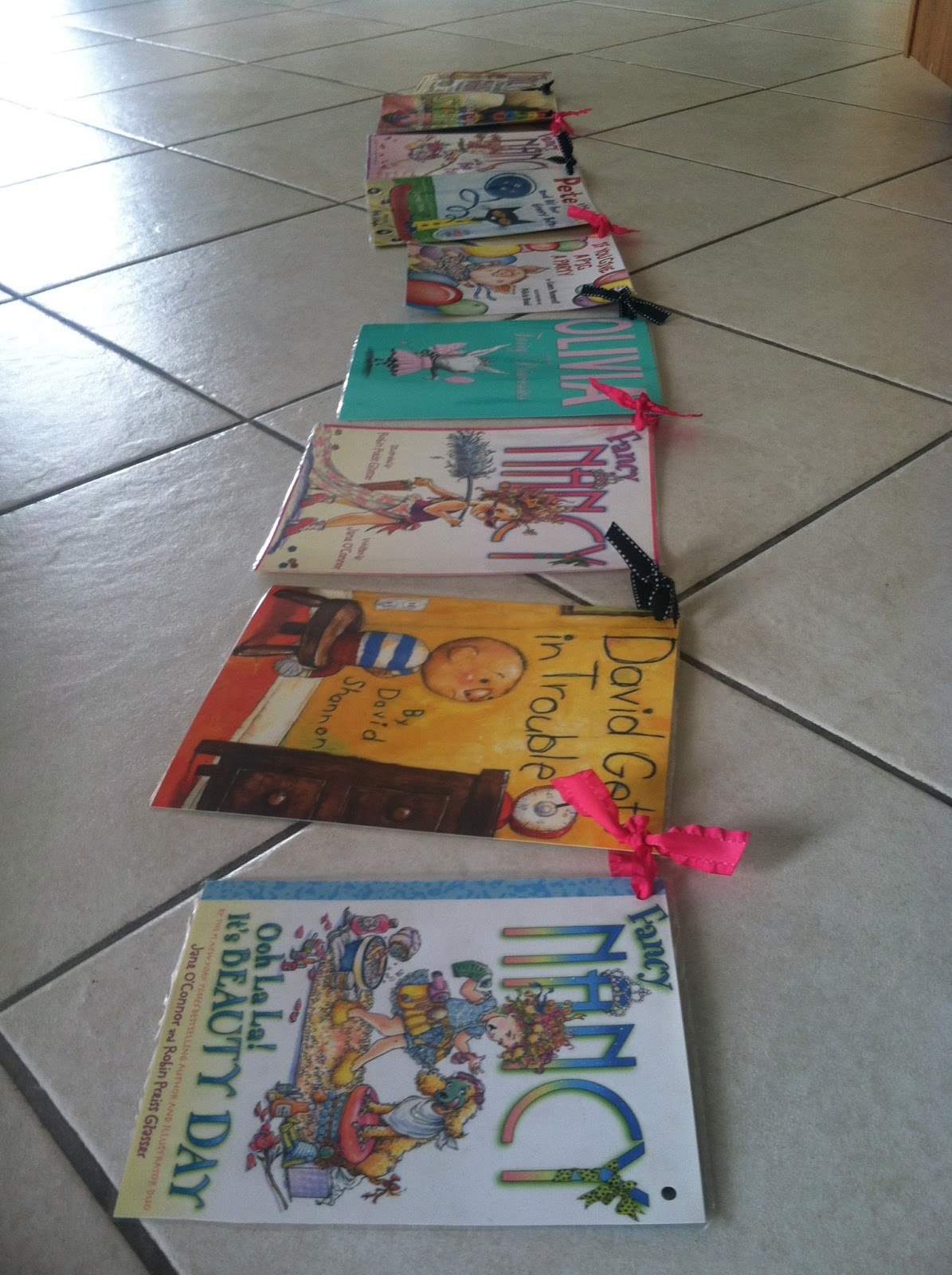 Happy Home and School: Cutest DIY Book Banner - Ever!!