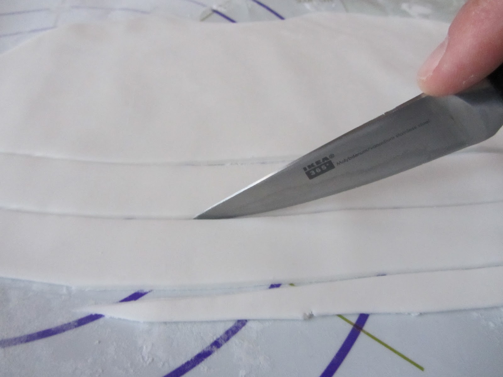 Emmas KakeDesign: Pakkekake med stor rufsete sløyfe