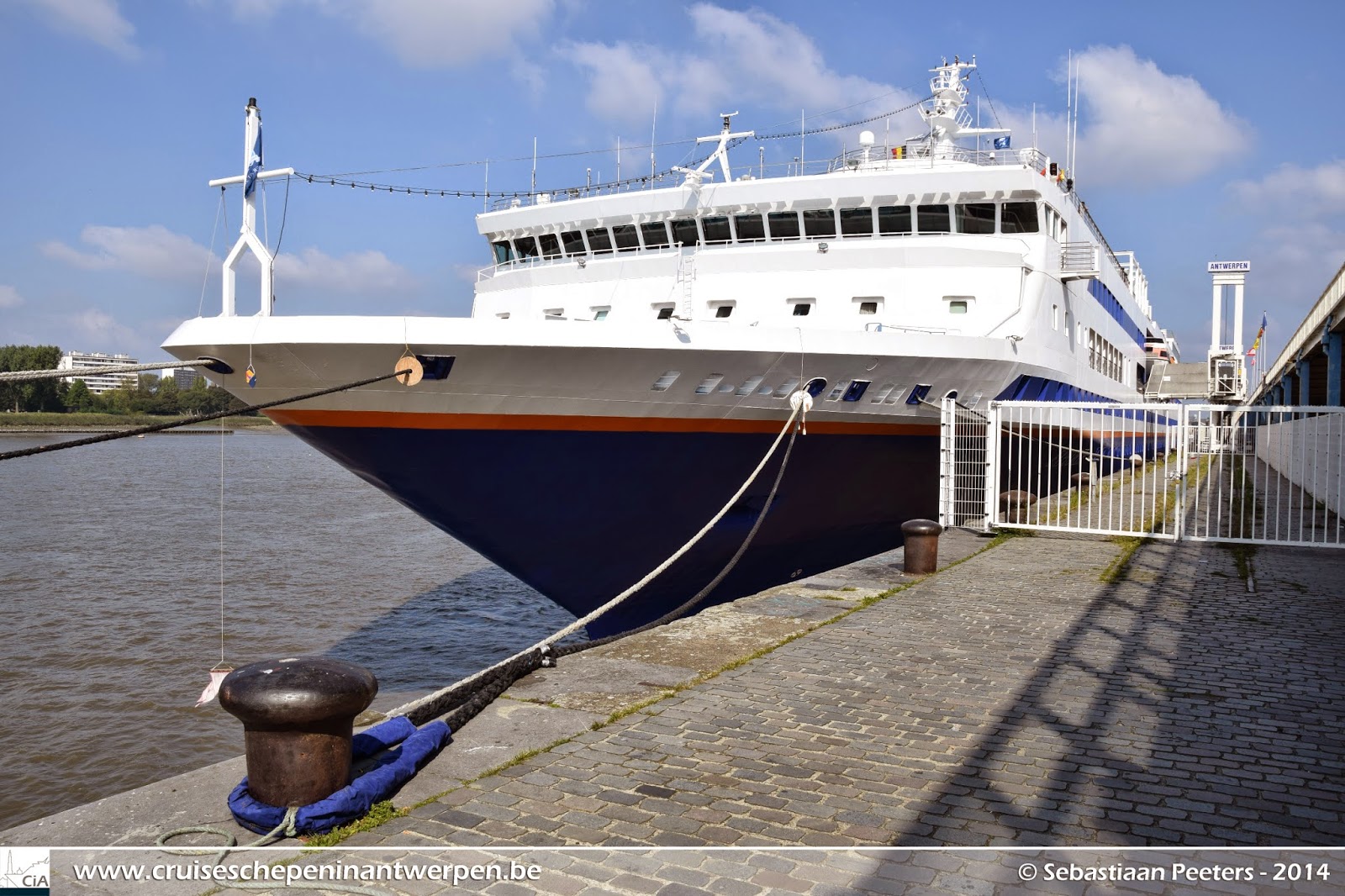 Cruiseschepen in Antwerpen: MV Explorer in Antwerpen 2014