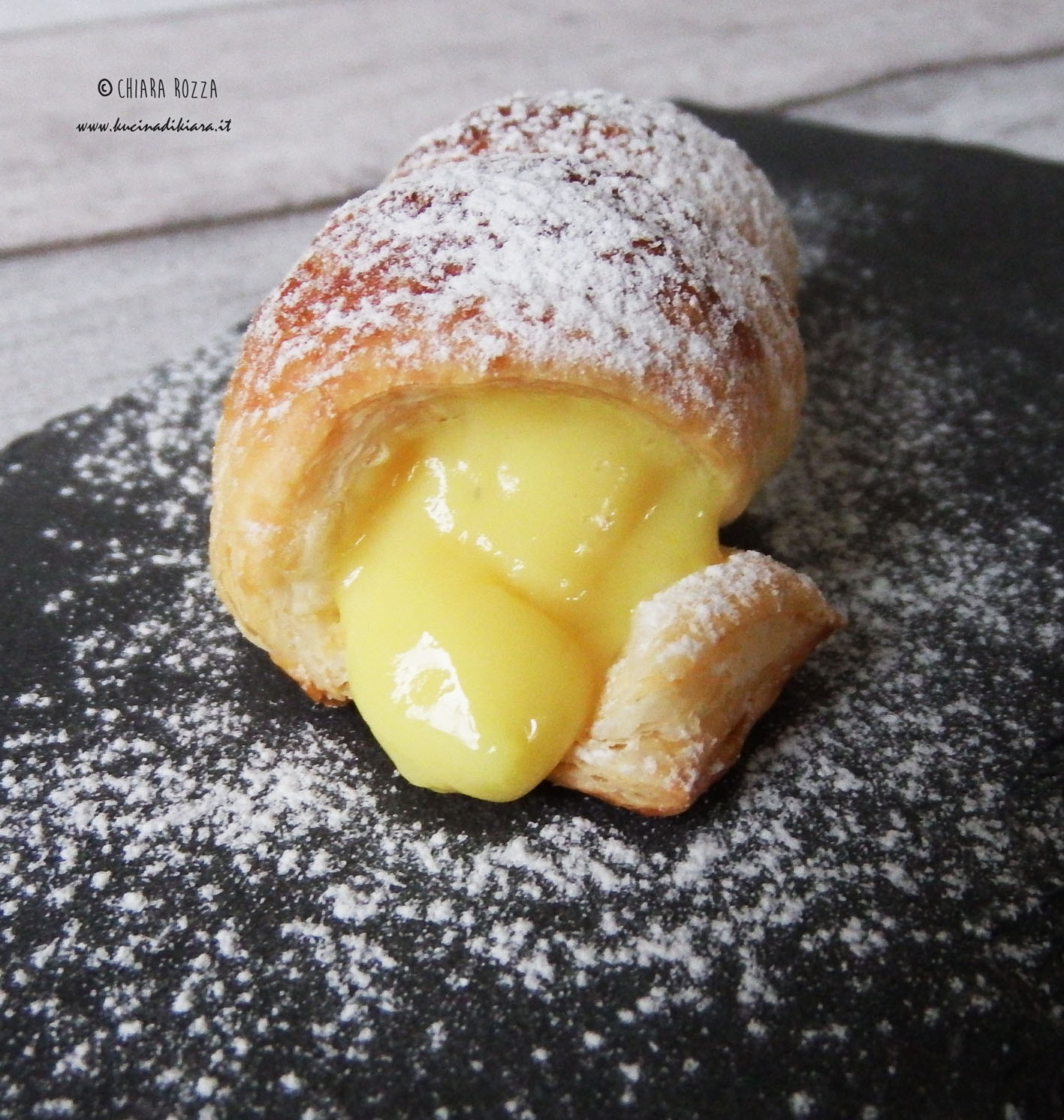 Cannoncini di sfoglia fatti in casa ripieni di crema pasticcera ...