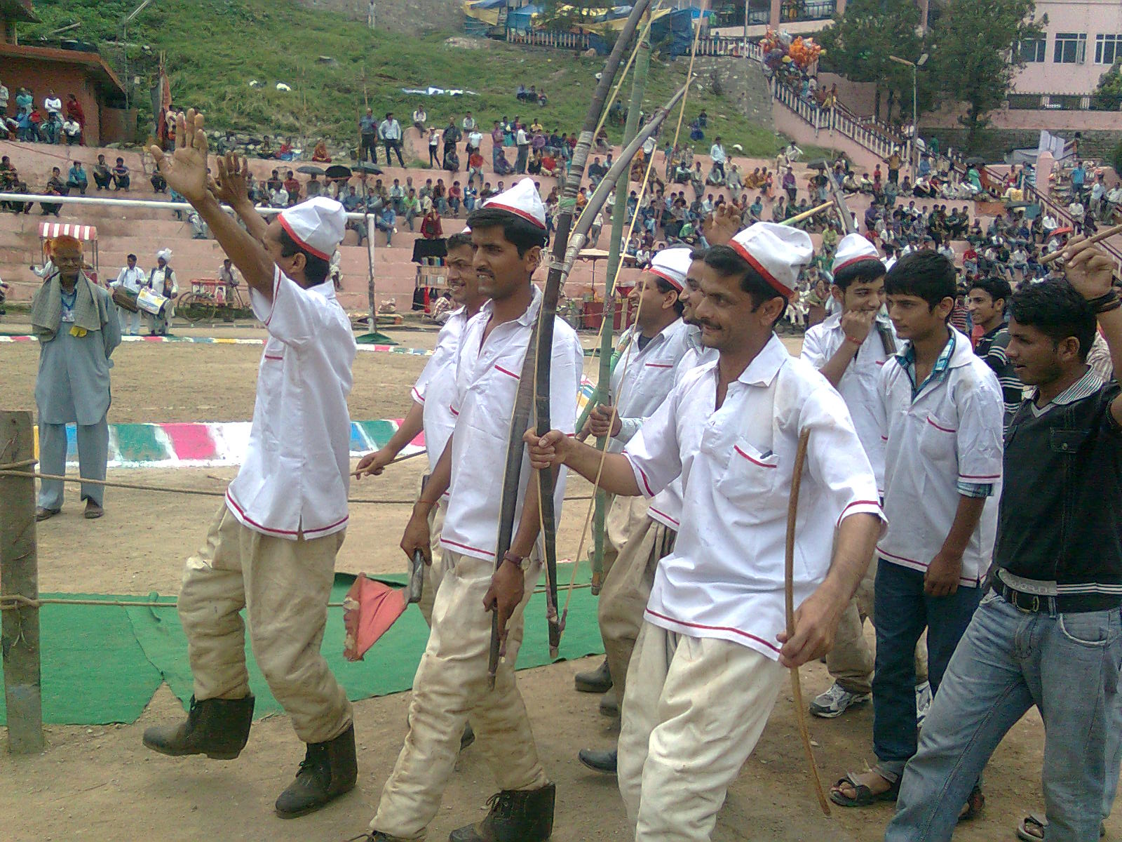 MY SOLAN: The Famous Thoda Dance - Shoolini Fair2011 [ Day-II 25-6-2011]