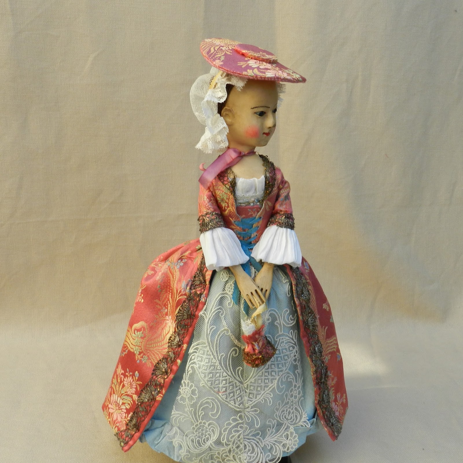 The Old Wooden Sisters: Queen Anne doll and Royal court fool )