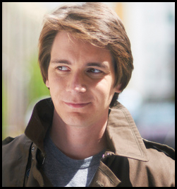 Chciał być jej jedną myślą rano, gdy się budzi, i wieczorem, gdy ...