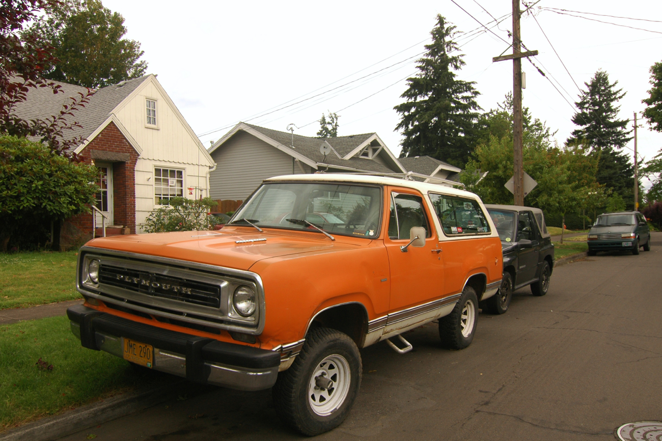 OLD PARKED CARS.: 1975 Plymouth Trailduster Sport.