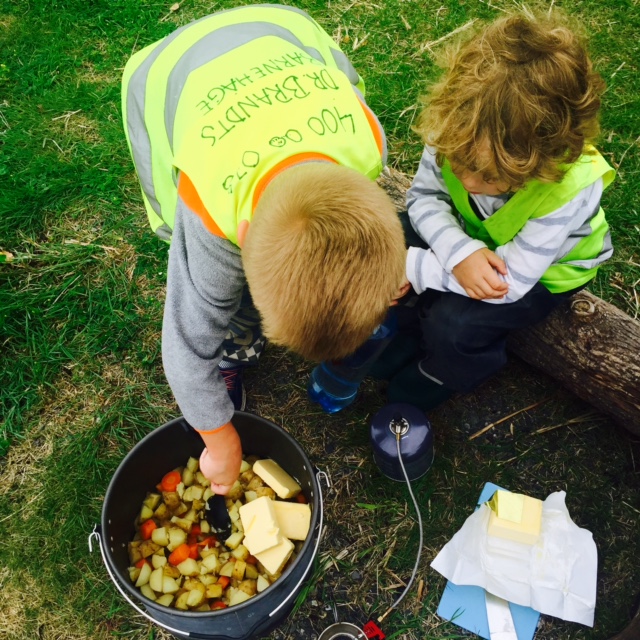 Dr. Brandts barnehage: Matlaging i skogen