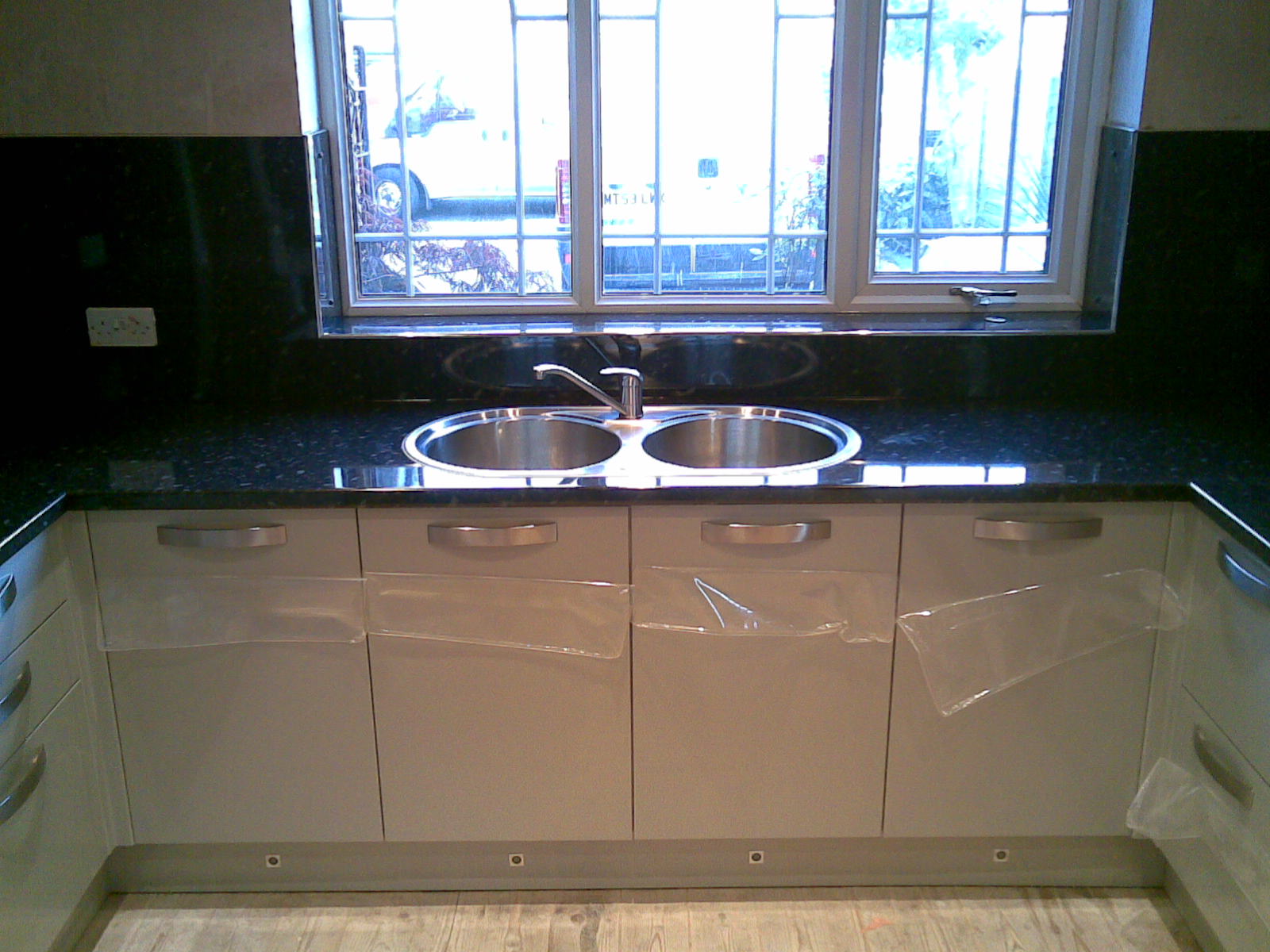 Elm Kitchens and Joinery: Howdens with high gloss and backboards