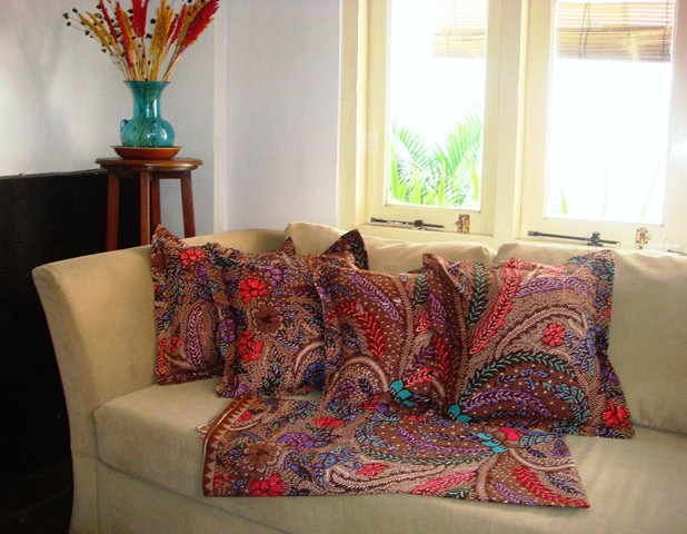 Fullset tenun dan Batik: Sarung Bantal Sofa Full Batik