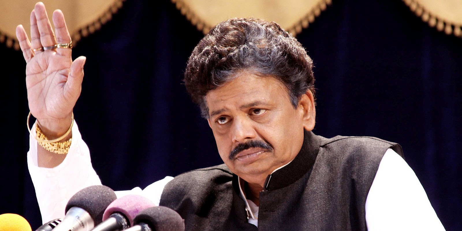 Badam Rani Gulam Chor Marathi Movie | Director-Satish Rajwade, Producer ...