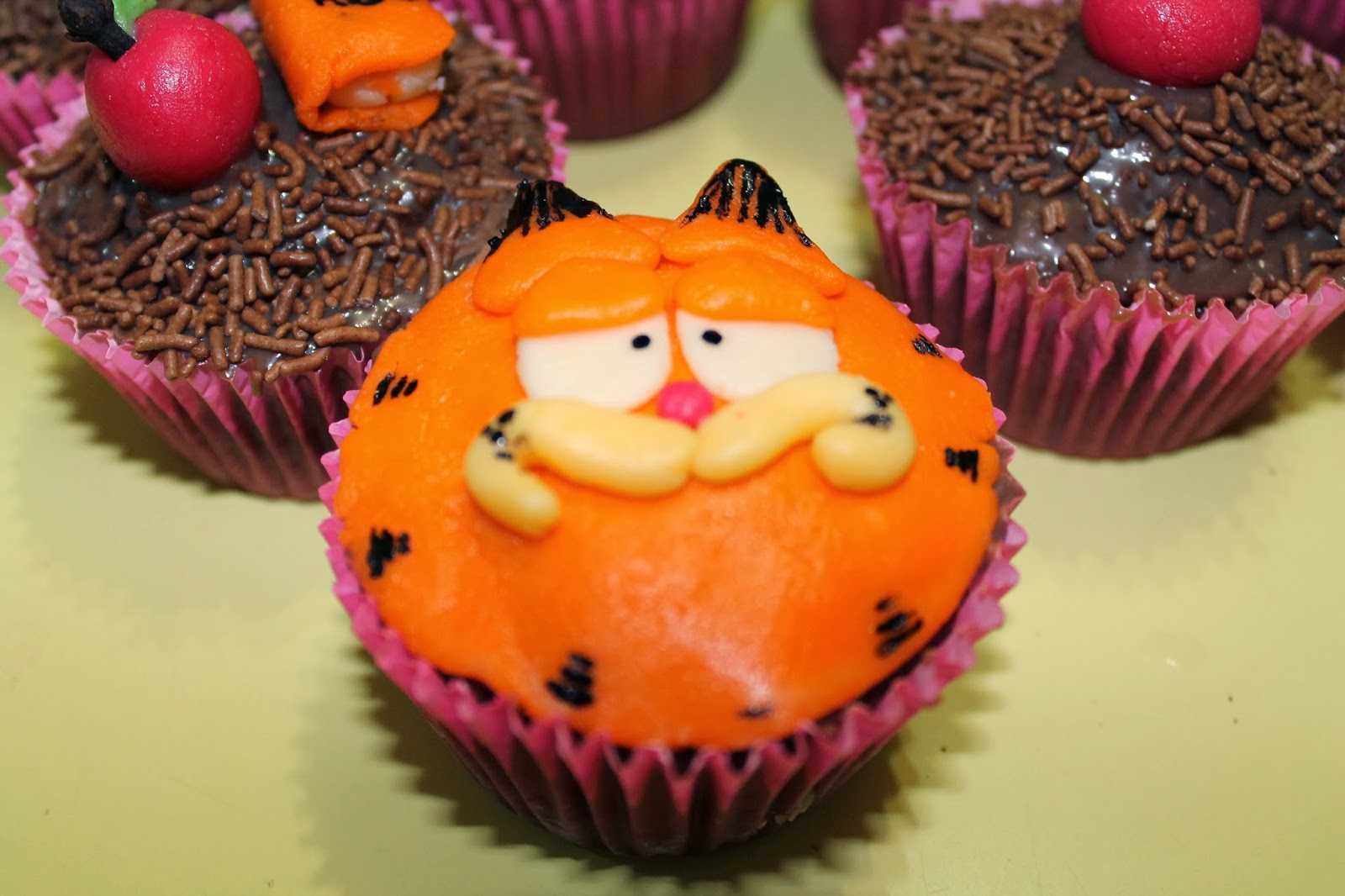 Teteliê Doce: Cupcake Garfield