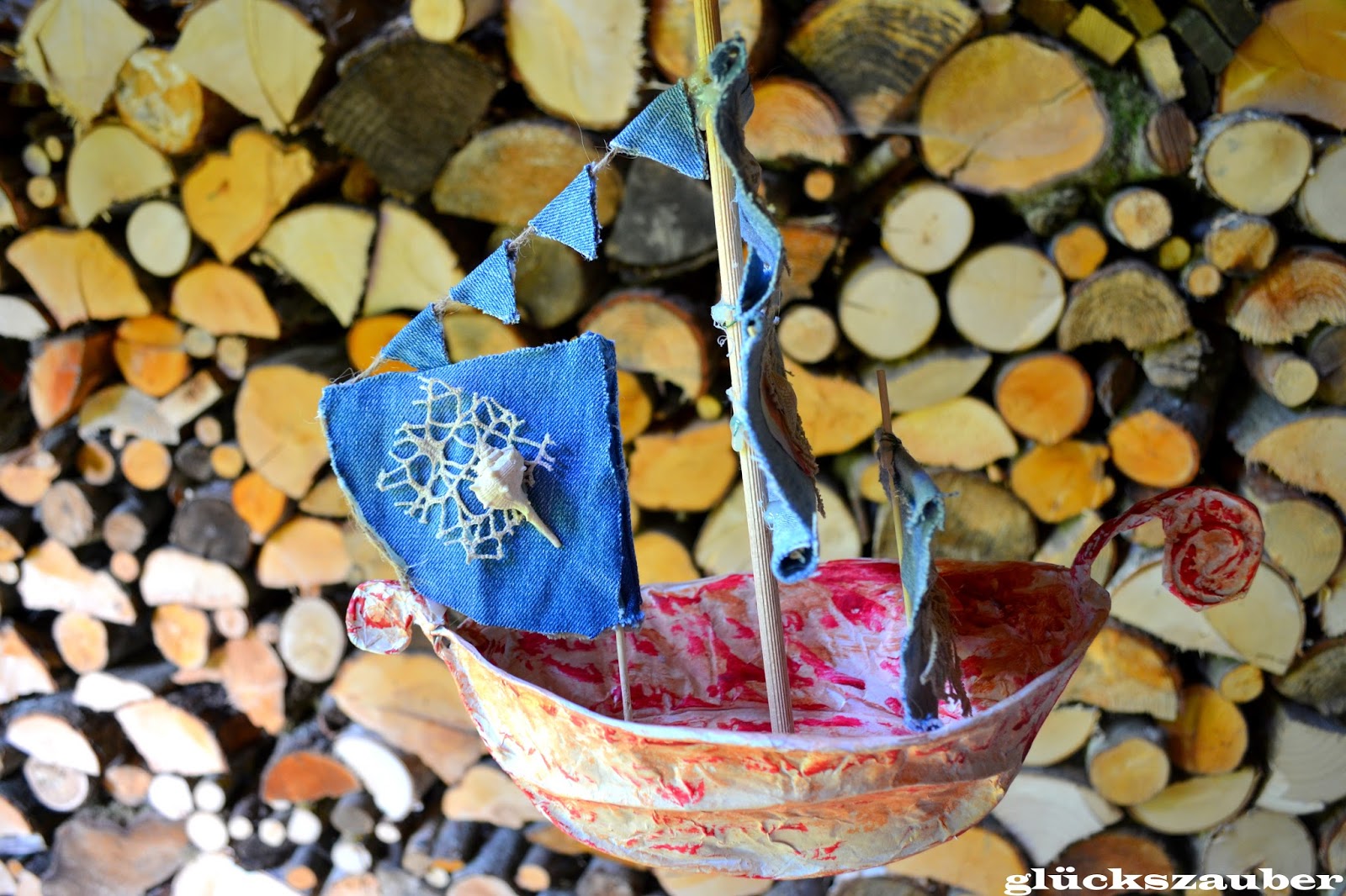 glückszauber : Diy: Segelschiff aus Pappmaché mit Jeans-Segeln