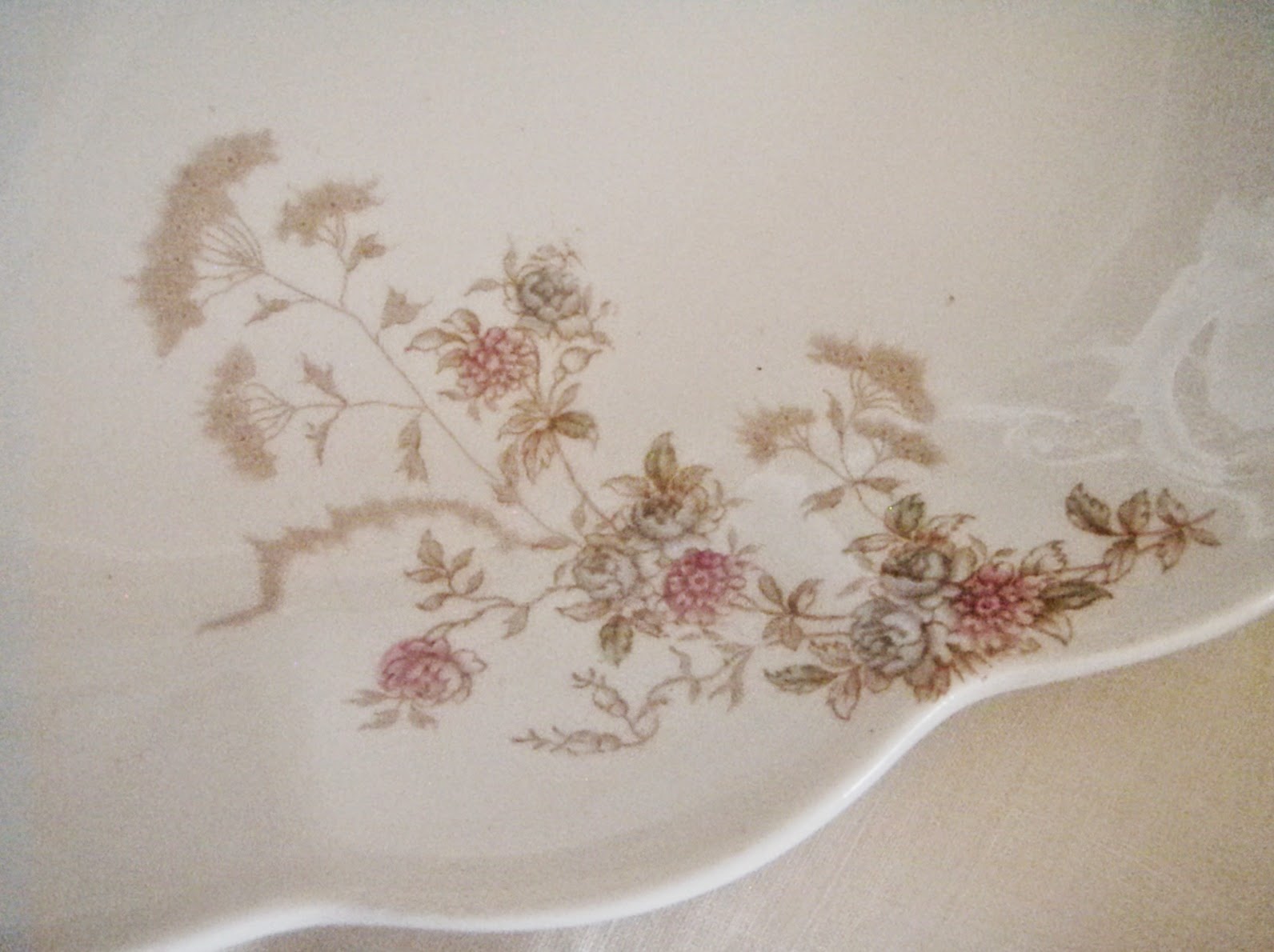 Cabin & Cottage : Charming Chippy China