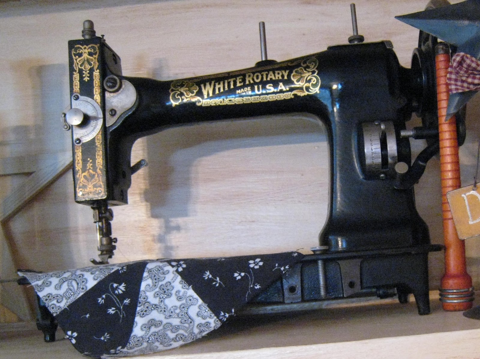 The Vintage Seamstress: The OTHER Vintage Sewing Machine...WHITE...