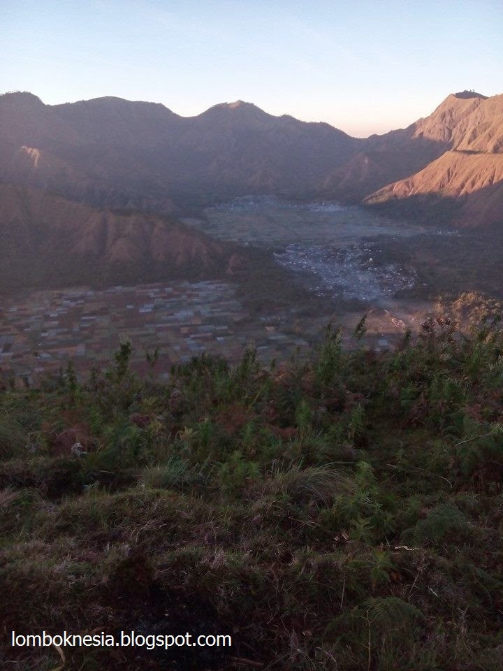 TREKKING TO PEGASINGAN HILL - Lombok?