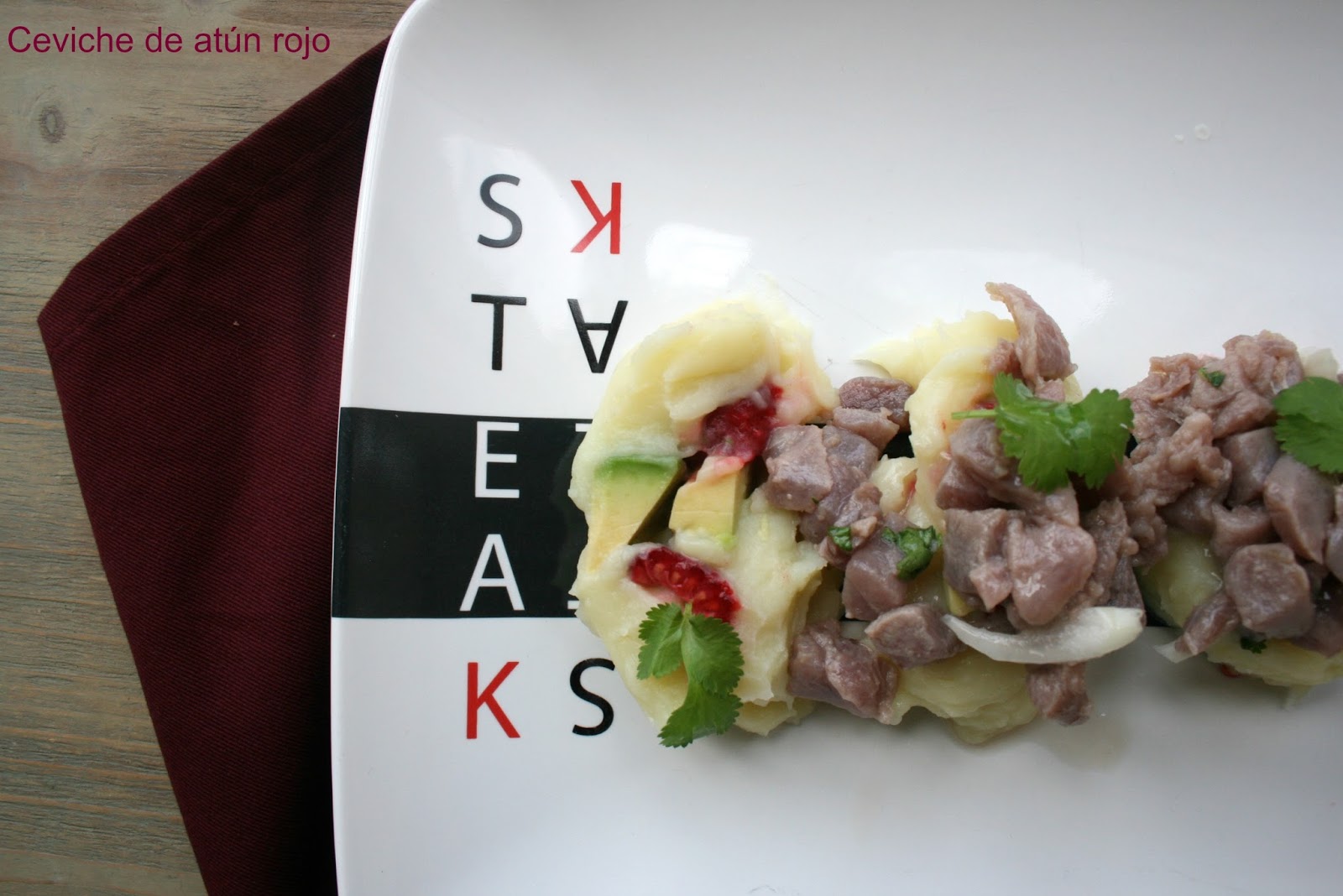 CEVICHE DE ATÚN ROJO CON ROLLITOS DE PATATA RELLENOS DE AGUACATE Y ...