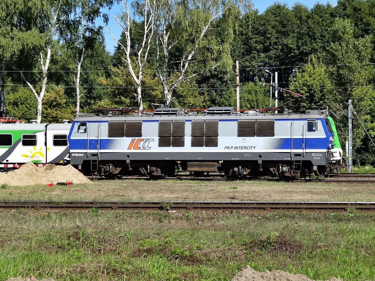 EP09-041 z EN57AKM-1639 w tle | Torowy