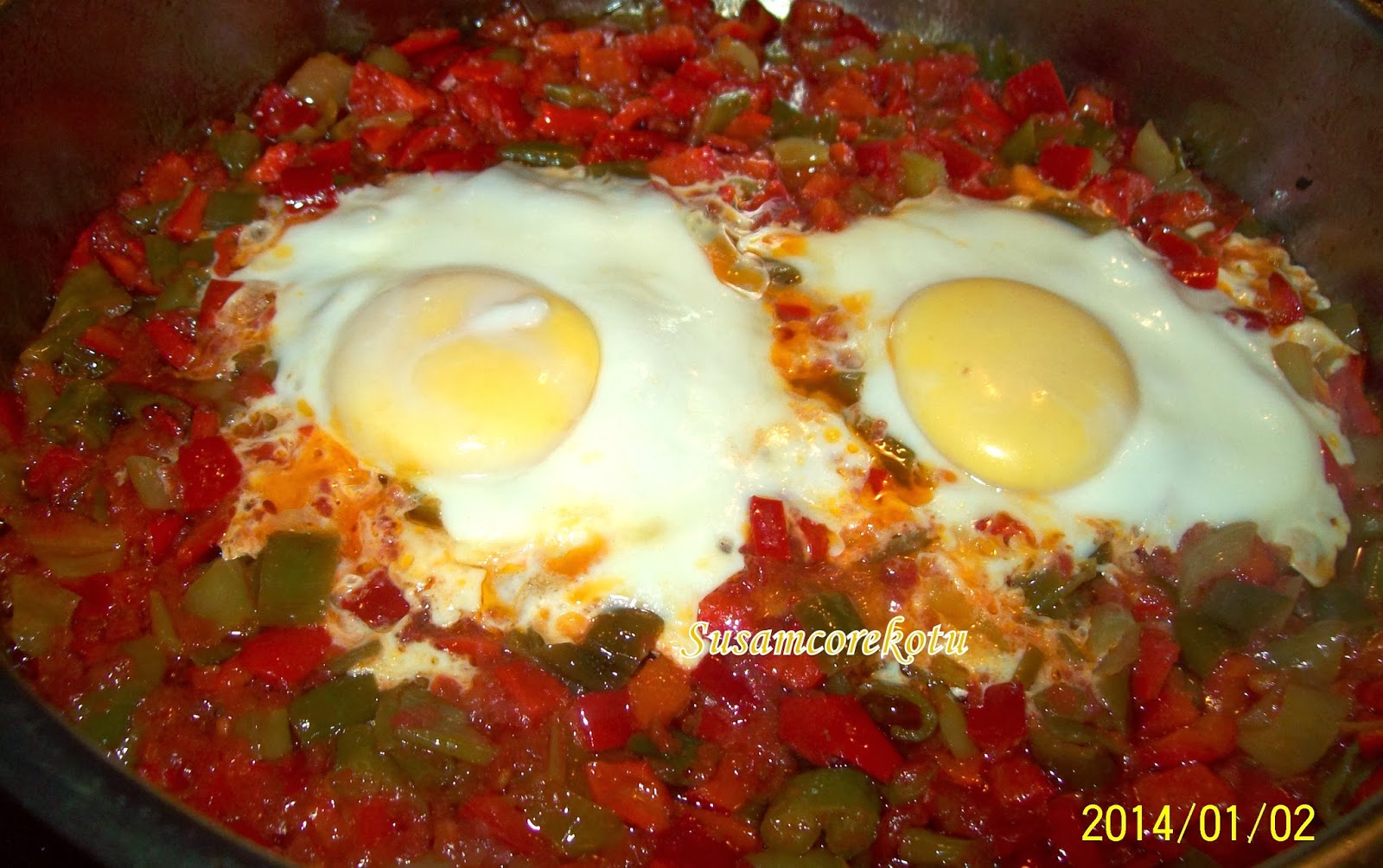 KIRMIZI BİBERLİ,ACI BİBERLİ VE DOMATESLİ YUMURTA - Susam Çörek Otu ...