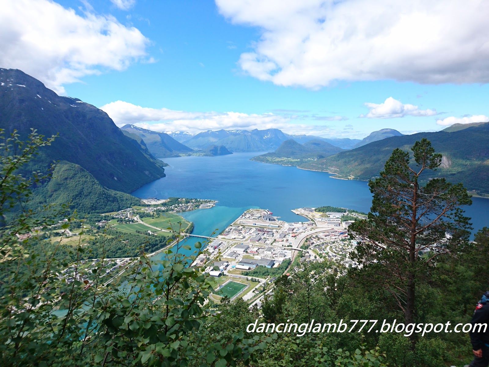 [景點、健行] 挪威│ Åndalsnes：Rampestreken/Nesaksla~ 擁抱360度的峽灣山水 | 小羊舞旅