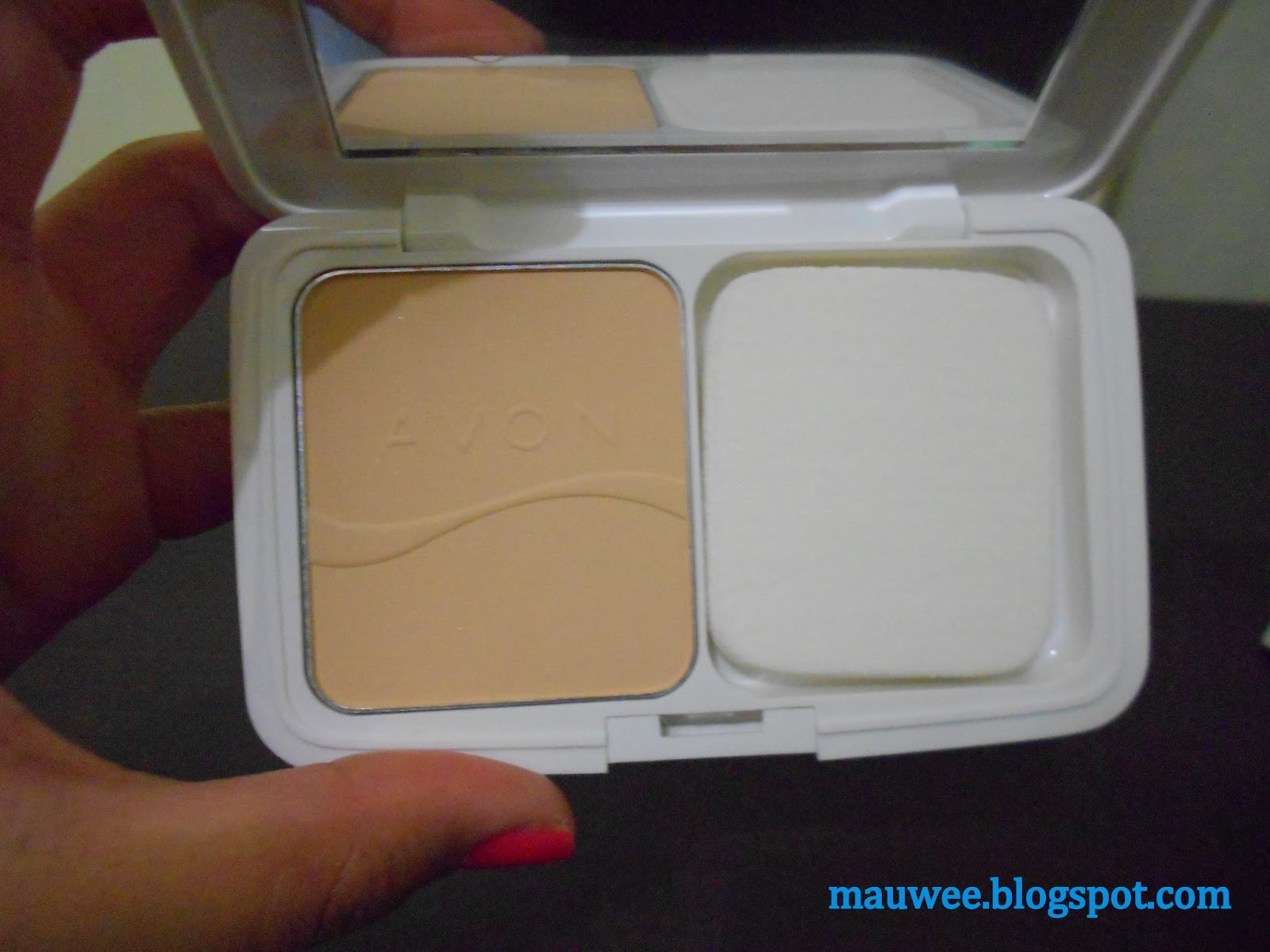 The Curious Cat: AVON Ideal White Dual Powder Foundation