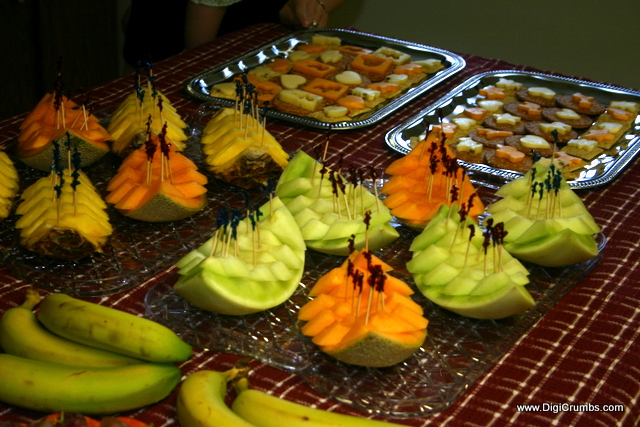 DigiCrumbs: Pineapple Boats & Melon Boats - Fun way to serve fresh fruit!