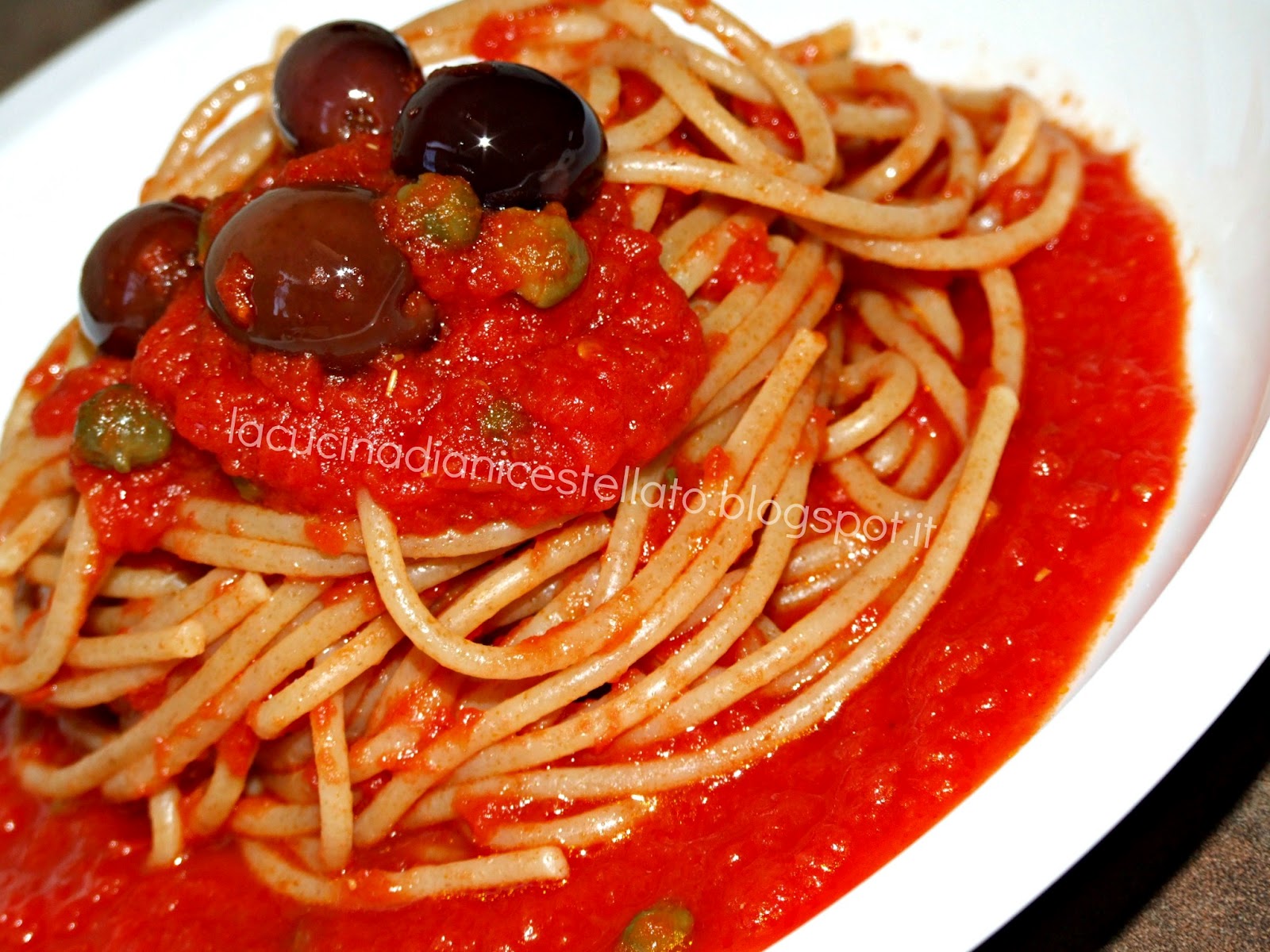 La cucina di AniceStellato: SPAGHETTI con OLIVE NERE di GAETA e CAPPERI