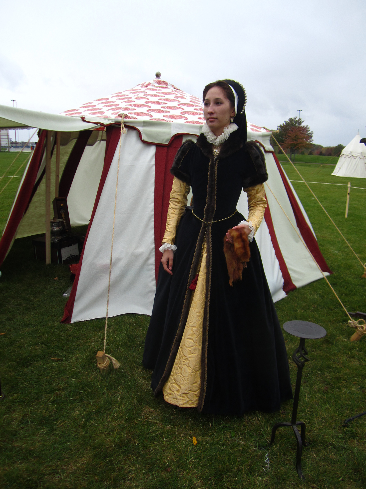 The Couture Courtesan: 1560s English Fitted Gown