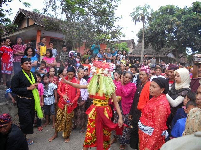 MENGENAL RITUAL TARI SEBLANG YANG MISTIS