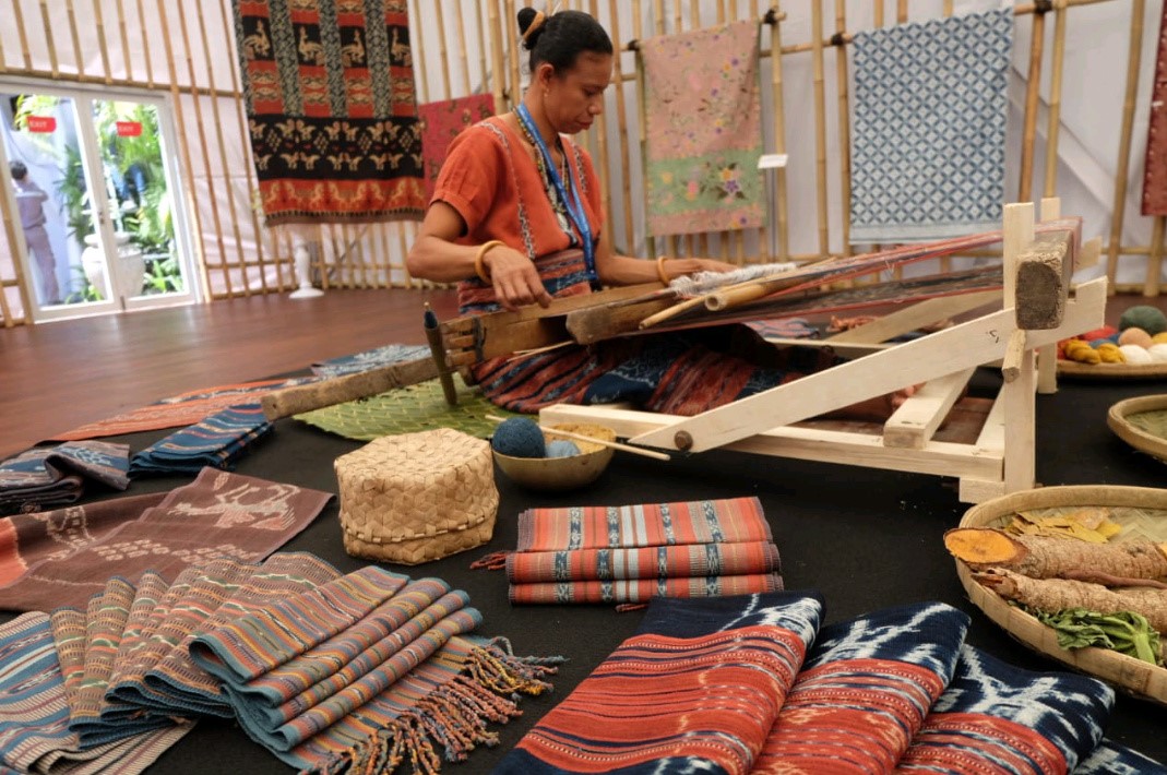 Mengulik proses pembuatan Tenun Ikat Khas Flores - Flores Idn