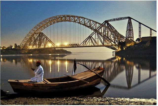Scenic Pakistan: Ayub Arch and Lansdowne Bridge in Sukkur-Rohri, Sindh ...