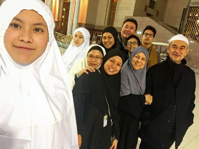 Gambar Tun Abdullah Badawi berada di Mekah menunaikan umrah bersama ...