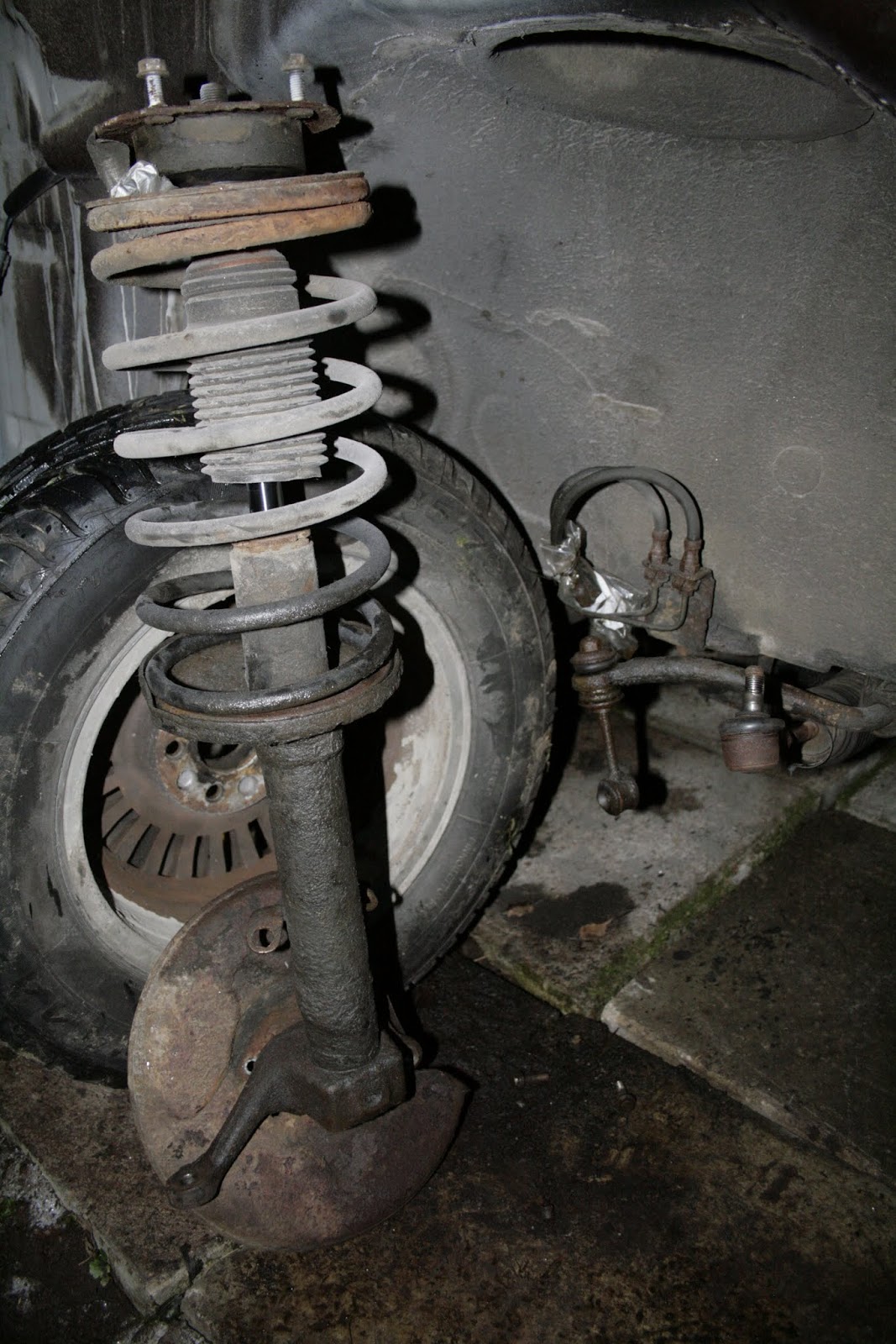 Volvo 240 24v: ETUISKUNVAIMENTIMET / FRONT SHOCK ABSORBERS