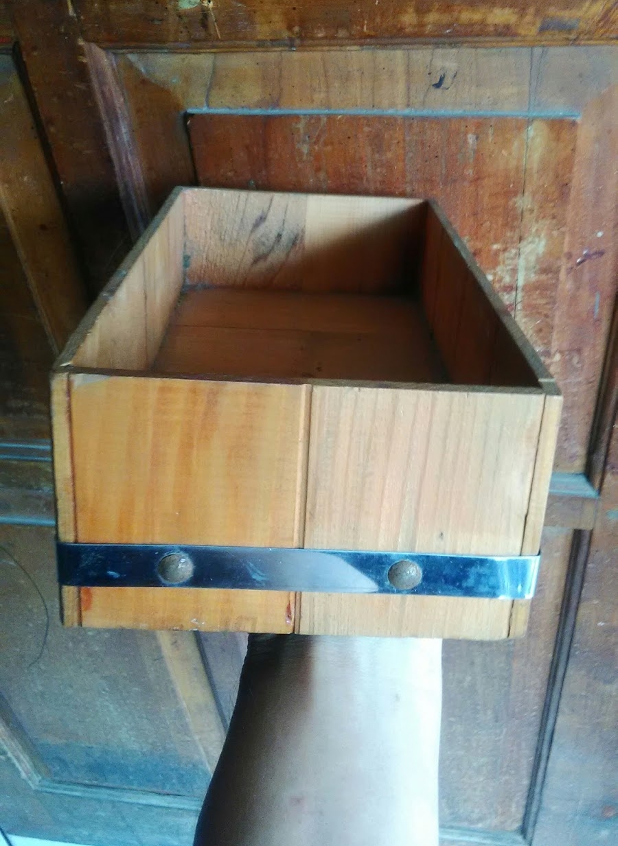 Gaya Antik Galeri : Baki Unik Kayu Pinus Tempat Botol / Gelas (TERJUAL ...