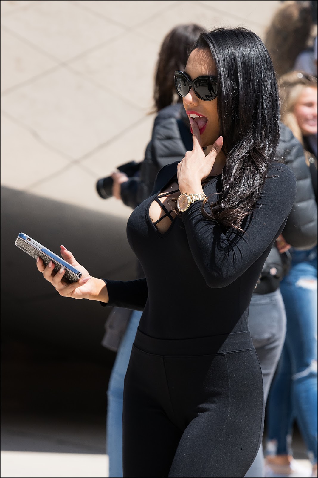 Sexy morena en ropa entallada curvas sabrosas | Mujeres bellas en la calle